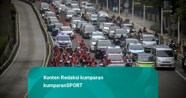 Foto: Pelari Berbagi Jalur dengan Pengendara di Jalan Rasuna Said, Jakarta | kumparan.com